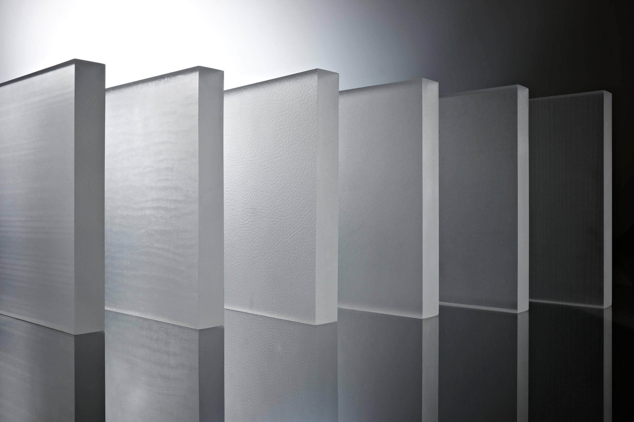 5 ưu điểm của tấm acrylic màu xuyên sáng mà bạn không thể bỏ qua